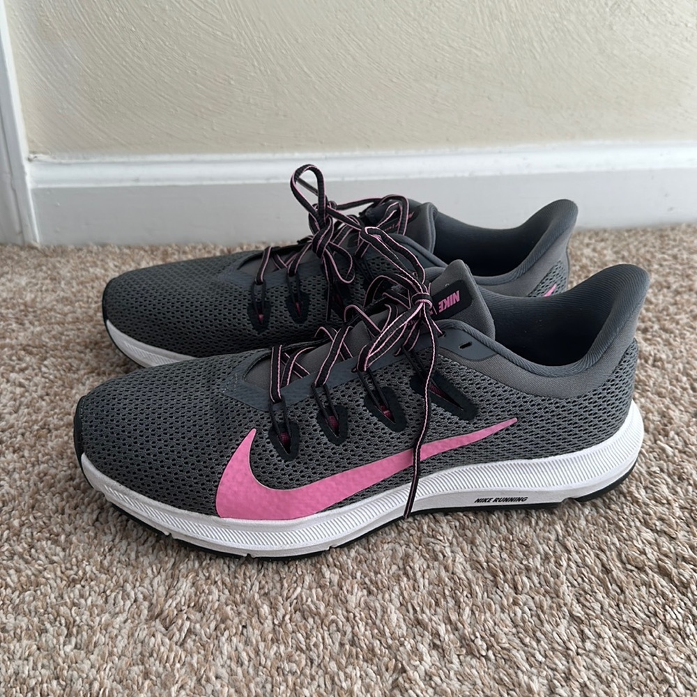 Nike Quest Sneaker In Gray And Pink - Gem